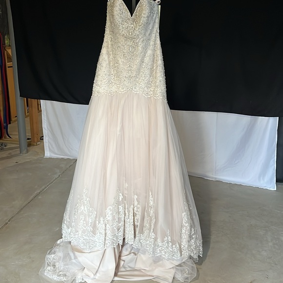 Allure Bridals | Dresses | Allure Lace And Tulle Bridal Gown | Poshmark
